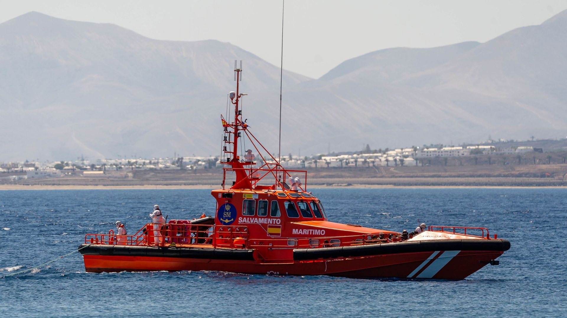Canaries: une embarcation avec plus de 200 migrants récupérée par des ...